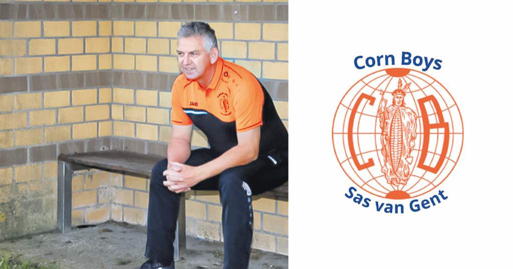 John Moes trots op het raamwerk dat is neergezet bij Corn Boys ...