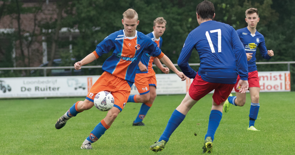 Nick Legierse kijkt geregeld mee bij het eerste van FIOS - VoetbalJournaal