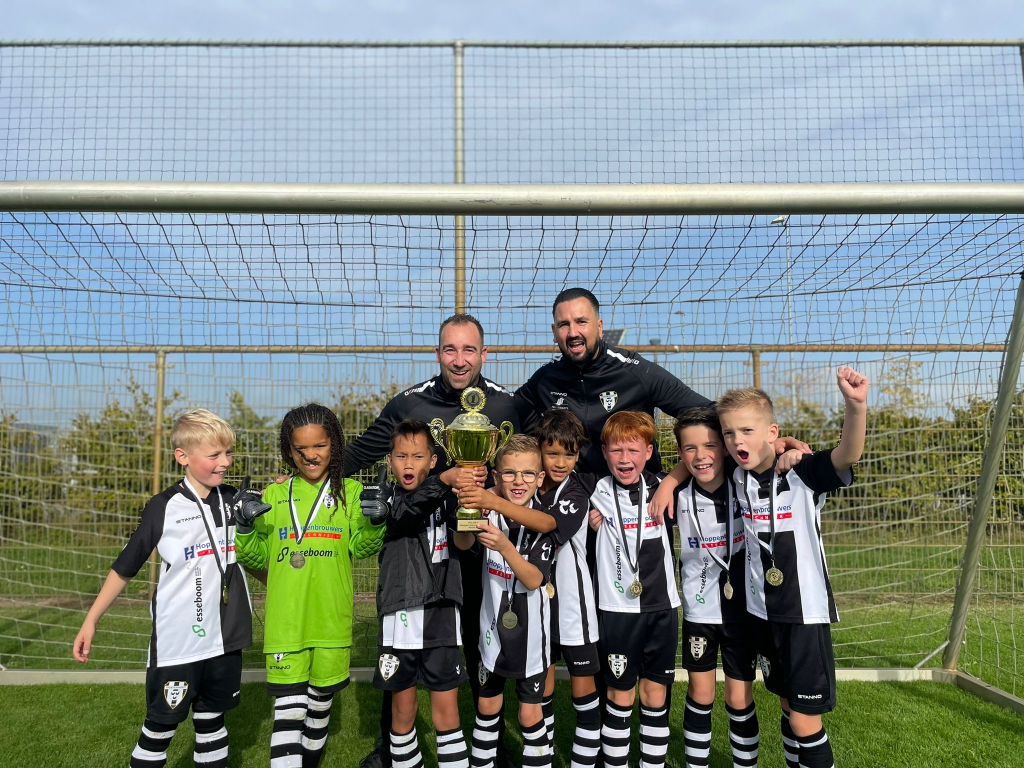 JO9-3 VV Oosterhout is periodekampioen - VoetbalJournaal